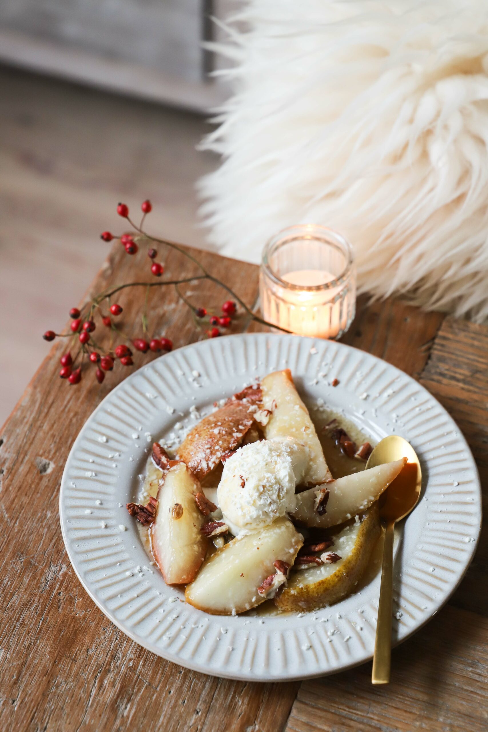 Gekarameliseerde peren met kardemom, vanille-ijs en witte chocolade ...